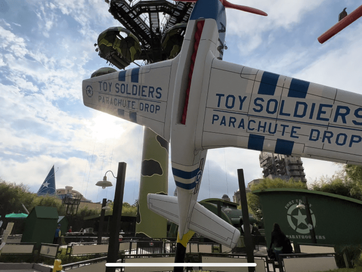Attraction Review – Toy Soldiers Parachute Drop – Disney Parklife